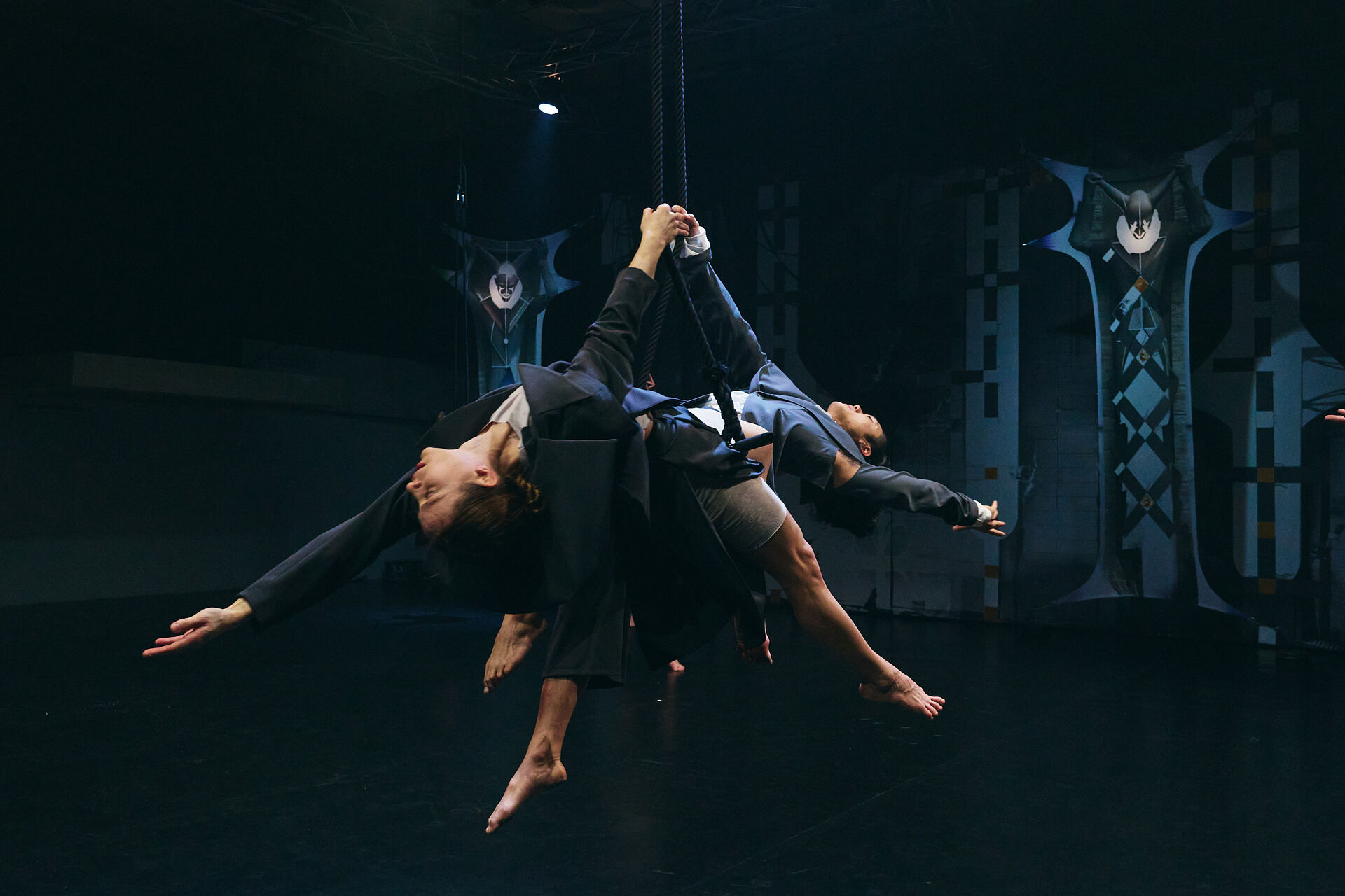 Trapéza ve Studiu Hrdinů – silní performeři zůstali uvězněni v ...